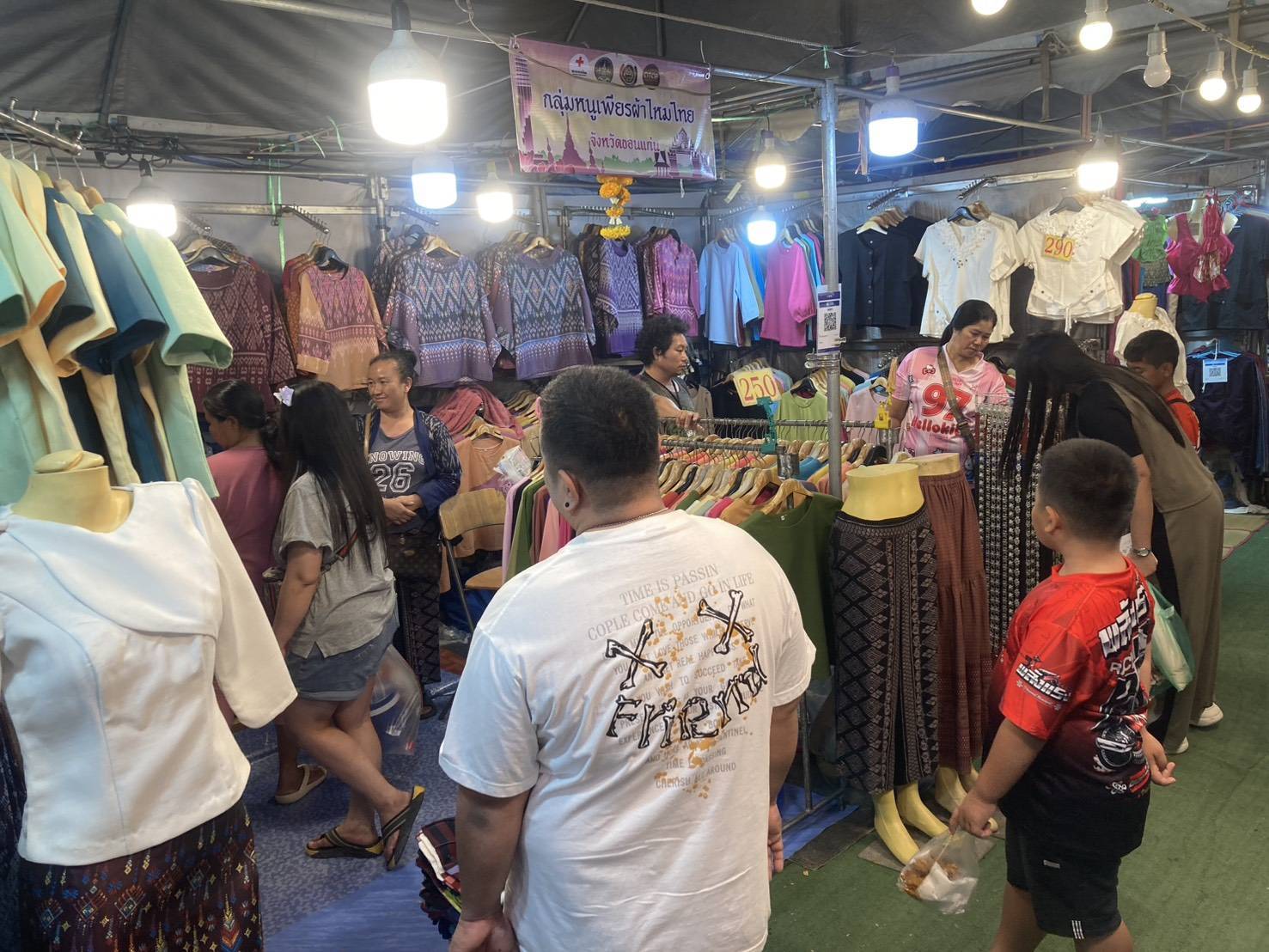 สำนักพัฒนาชุมชนจังหวัดร้อยเอ็ด นำผู้ผลิต ผู้ประกอบการ OTOP และกลุ่มอาชีพ ร่วมจัดจำหน่ายสินค้า ...