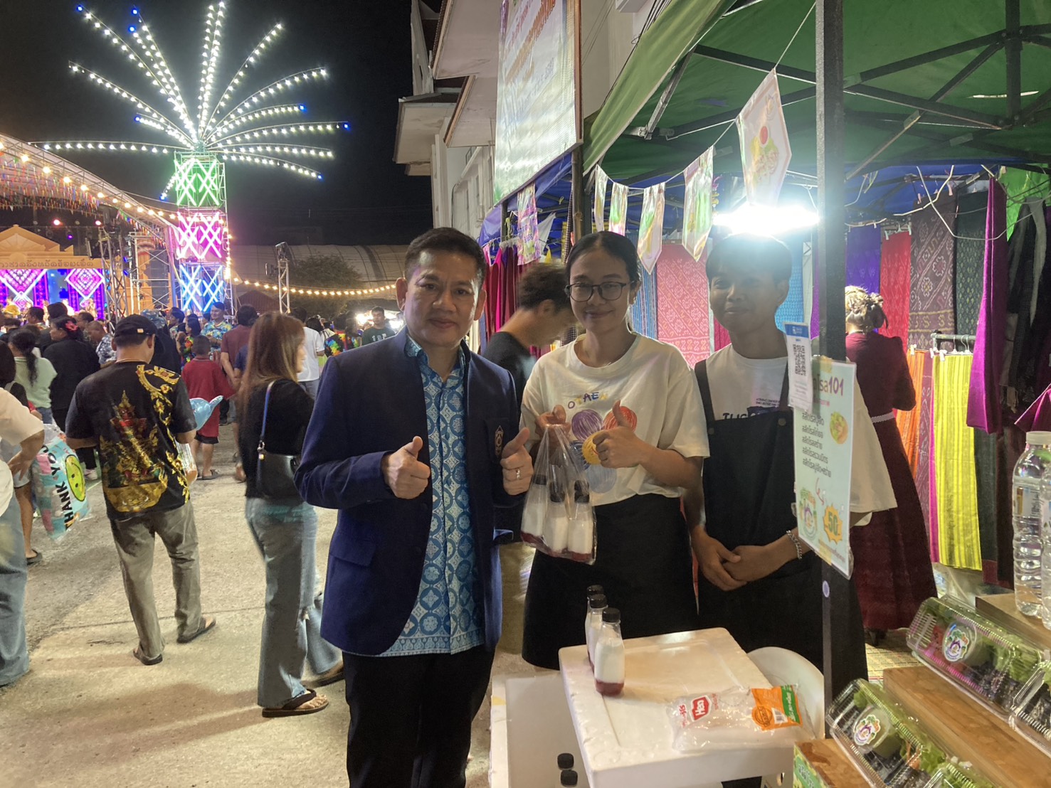 สำนักพัฒนาชุมชนจังหวัดร้อยเอ็ด นำผู้ผลิต ผู้ประกอบการ OTOP และกลุ่มอาชีพ ร่วมจัดจำหน่ายสินค้า ...